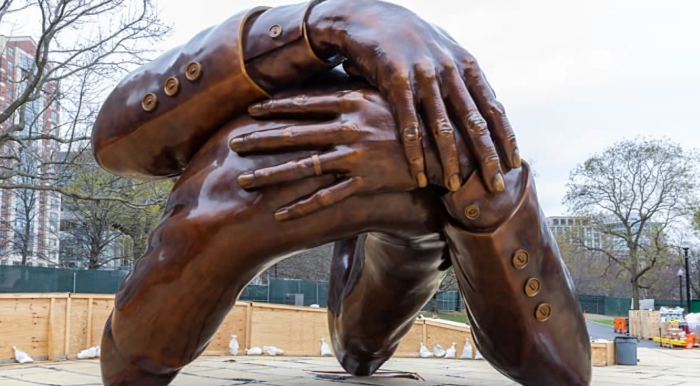 ‘The Embrace’ Celebrates MLK and Coretta Scott King Touching Peace ...