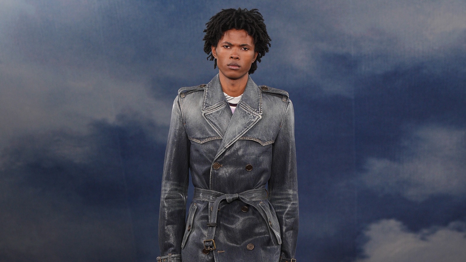 Burberry Summer 2026: Trenches, Suits et Daniel Lee's Vision - Le ...